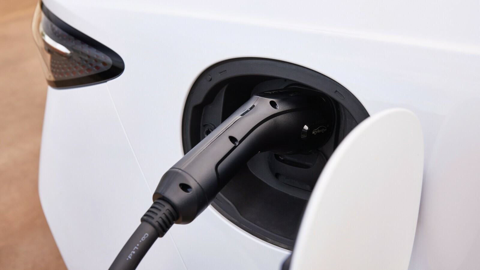 BYD unveils new 1,000kW charging technology that can recharge EVs in 5 ...